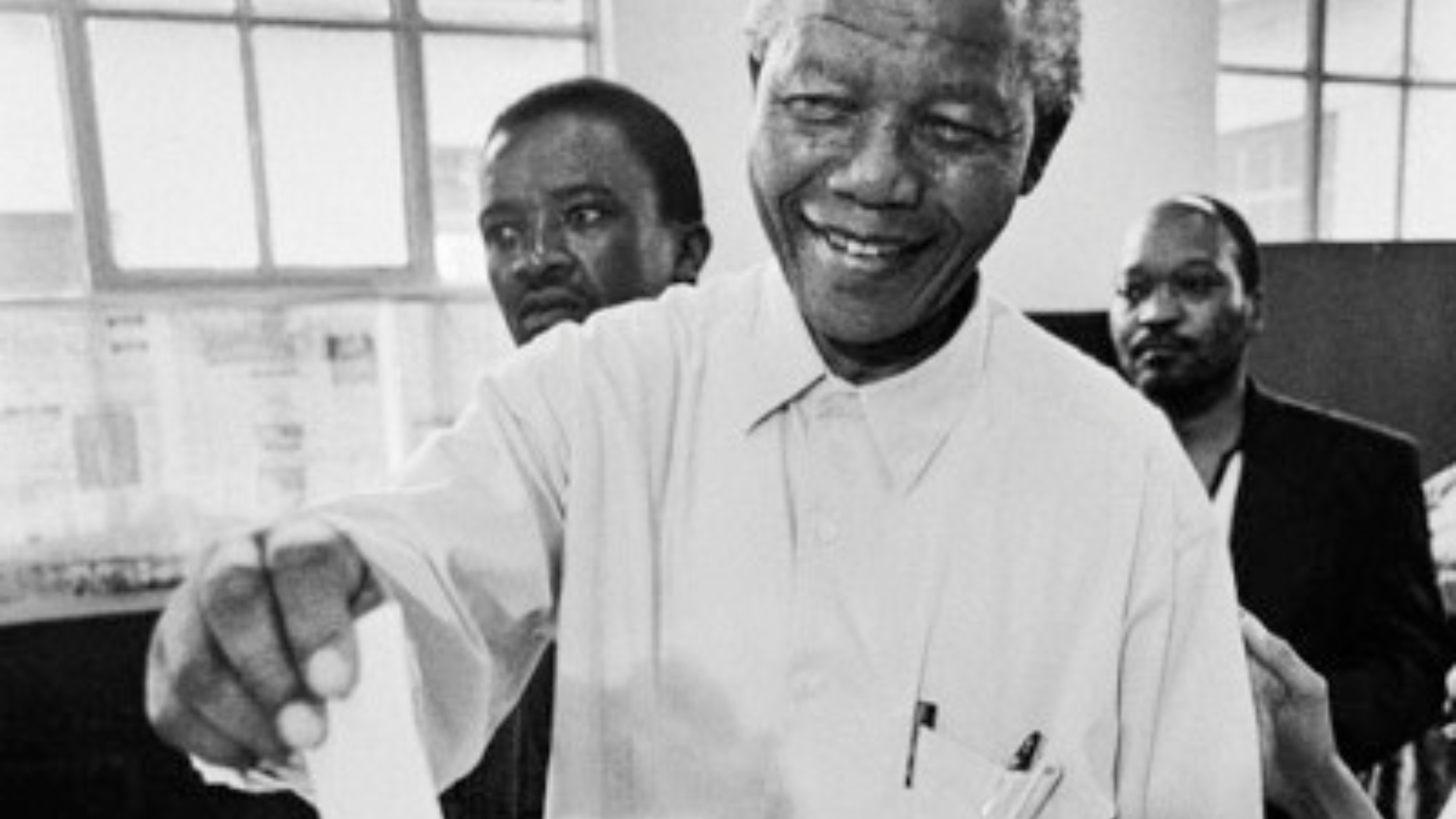 La rivoluzione pacifica di Mandela. 30 anni fa la vittoria dell'Anc ...